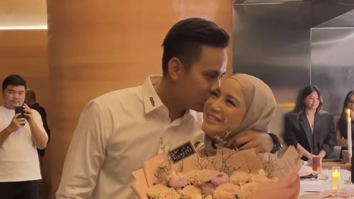 6 Gaya Hijab Chacha Frederica yang Kini Jadi Ibu Pejabat Kendal saat ...