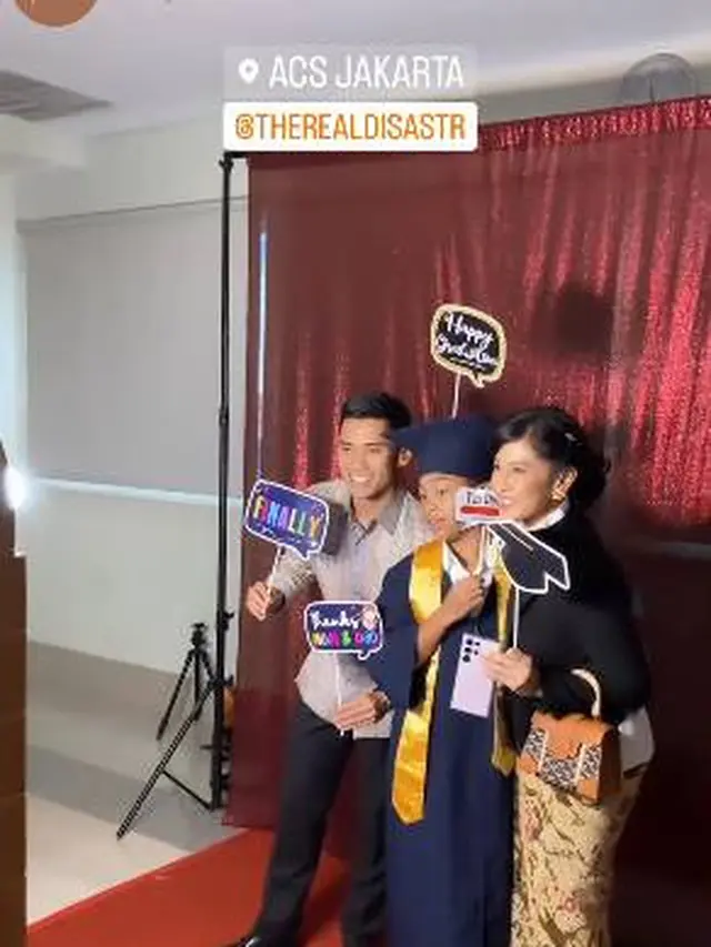 Tampil Menawan, Ini 7 Potret Dian Sastrowardoyo dalam Acara Kelulusan ...