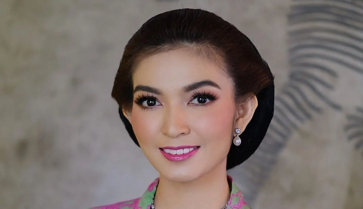 6 Potret Gaya Makeup Penuh Pesona Selvi Ananda, Pancarkan Aura Elegan Ibu Pejabat - Photo Fimela.com