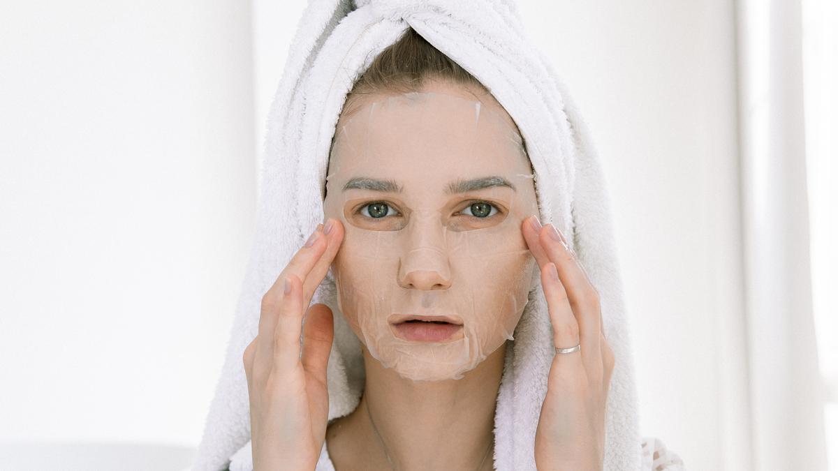 5 Cara Memakai Masker Wajah yang Baik dan Efektif untuk Kulit - Beauty Fimela.com