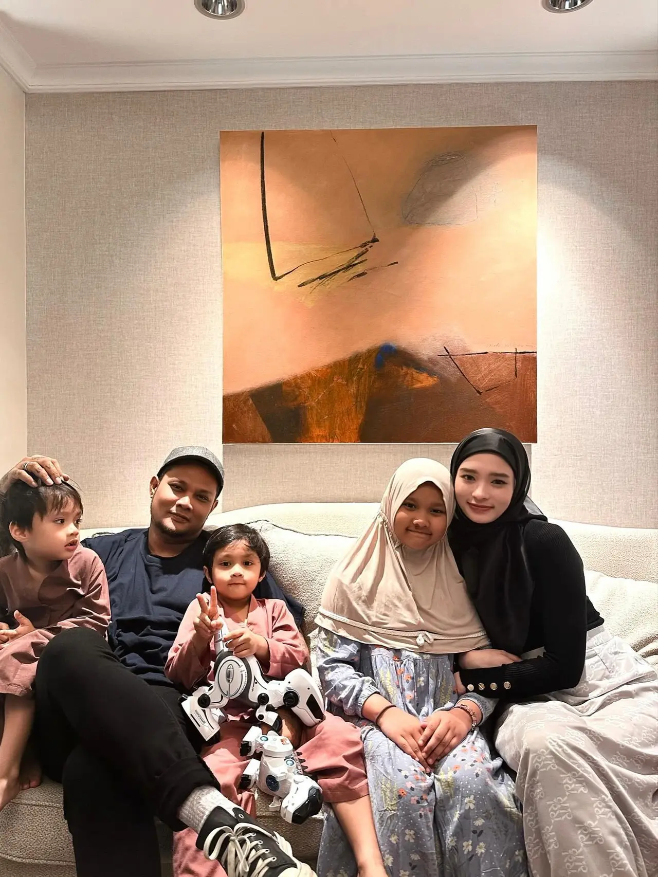 Inara Rusli Pamer Keakraban Bareng Virgoun dan Anak-Anak di Malam Tahun Baru: Salam Damai ...