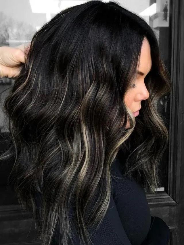 10 Kombinasi Highlight yang Bikin Rambut Hitam Kamu Makin Chic di Usia ...
