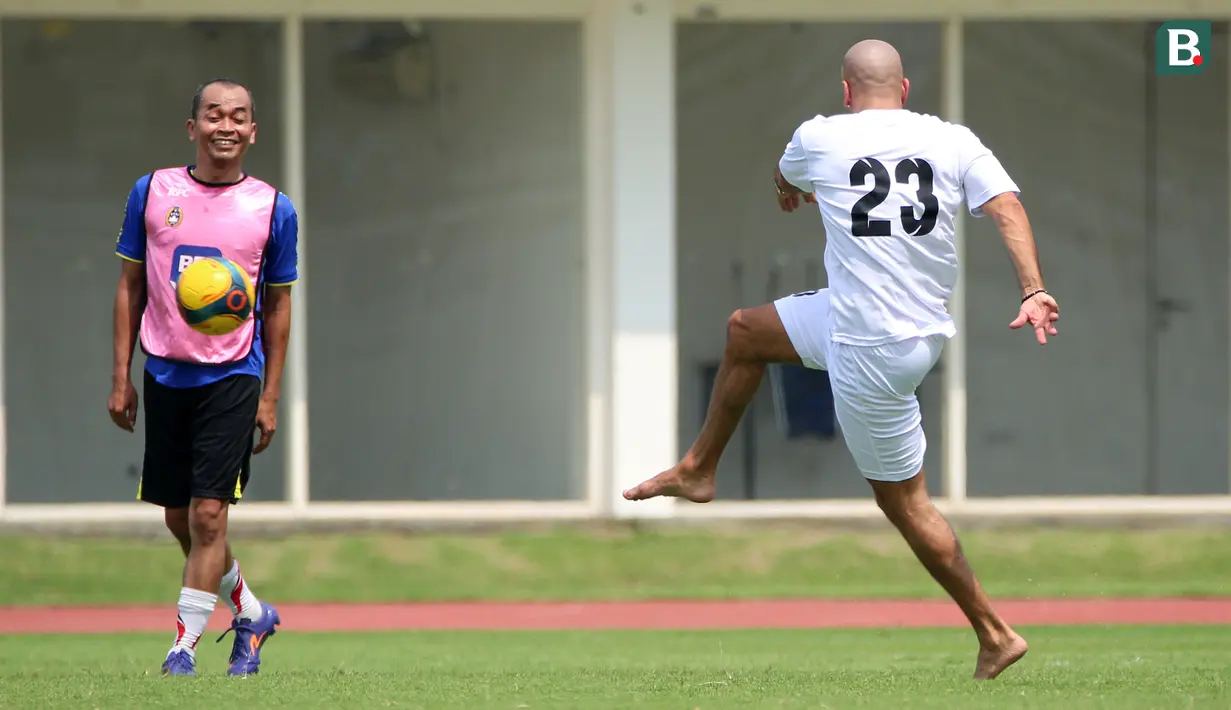 Foto: Legenda Mah Bebas! Mantan Pemain MU, Juan Sebastian Veron Nyeker ...