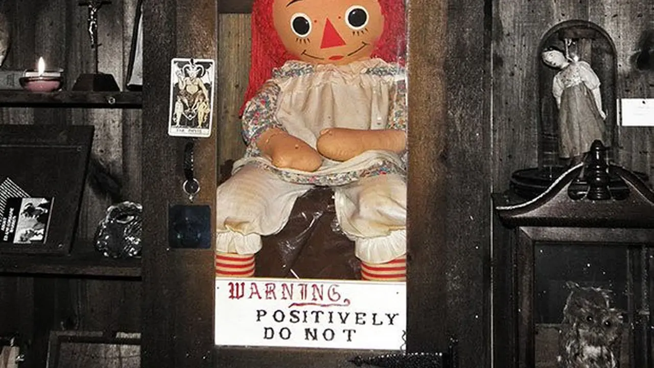 5 Potret Terkini Boneka Arwah Annabelle yang Asli di Museum, Terkunci ...