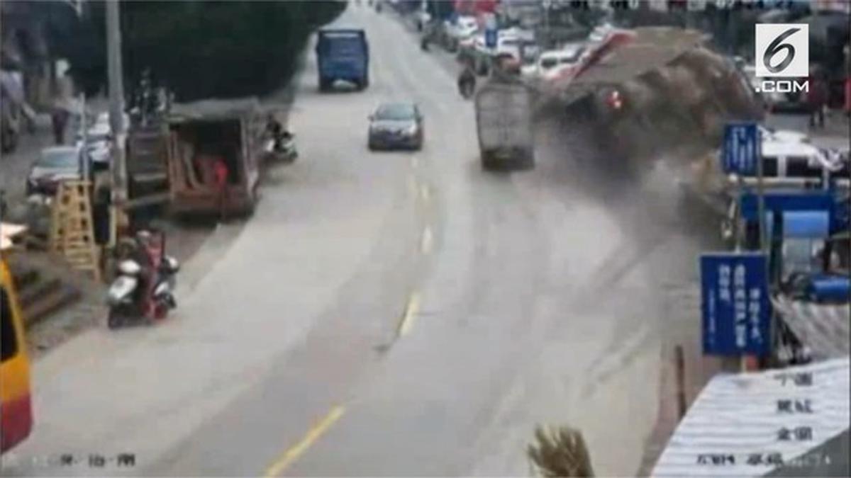 VIDEO: Hilang Kendali, Truk Bermuatan Babi Terguling - Global Liputan6.com