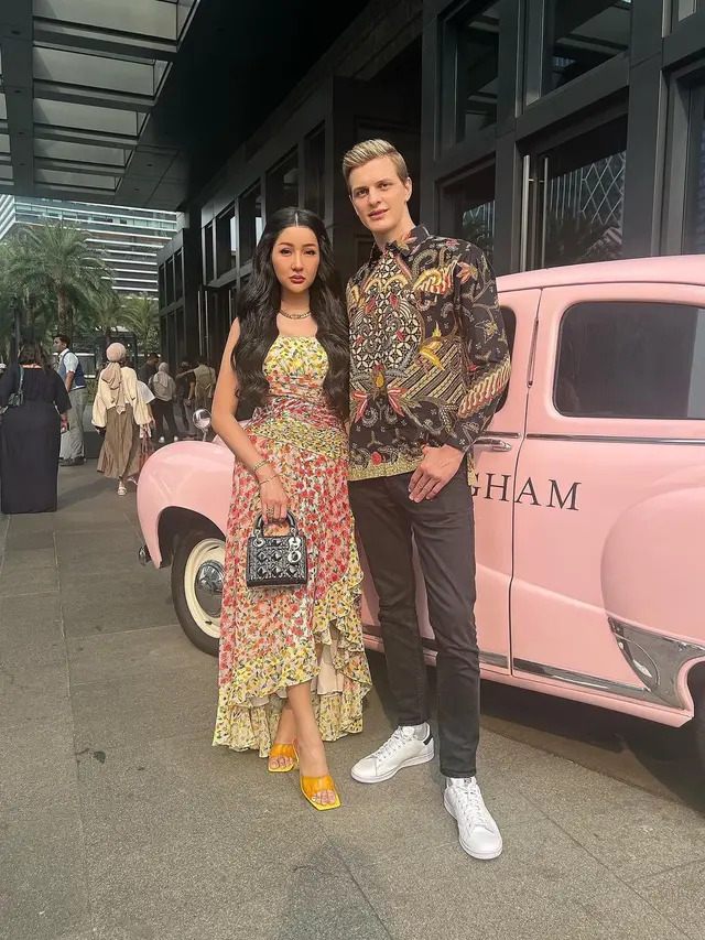6 Potret Alan Tunangan Lucinta Luna Saat Pakai Batik, Bule Asal Ukraina ...