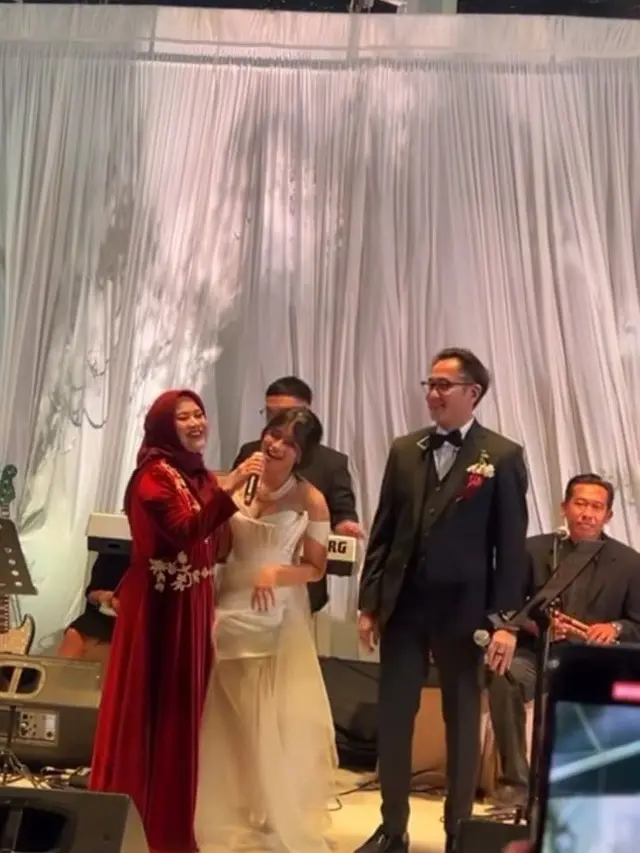 Aldi Bragi dan Ikke Nurjanah Penuhi Permintaan Anak, Duet Lagu Memandangmu di Pernikahan Putri ...