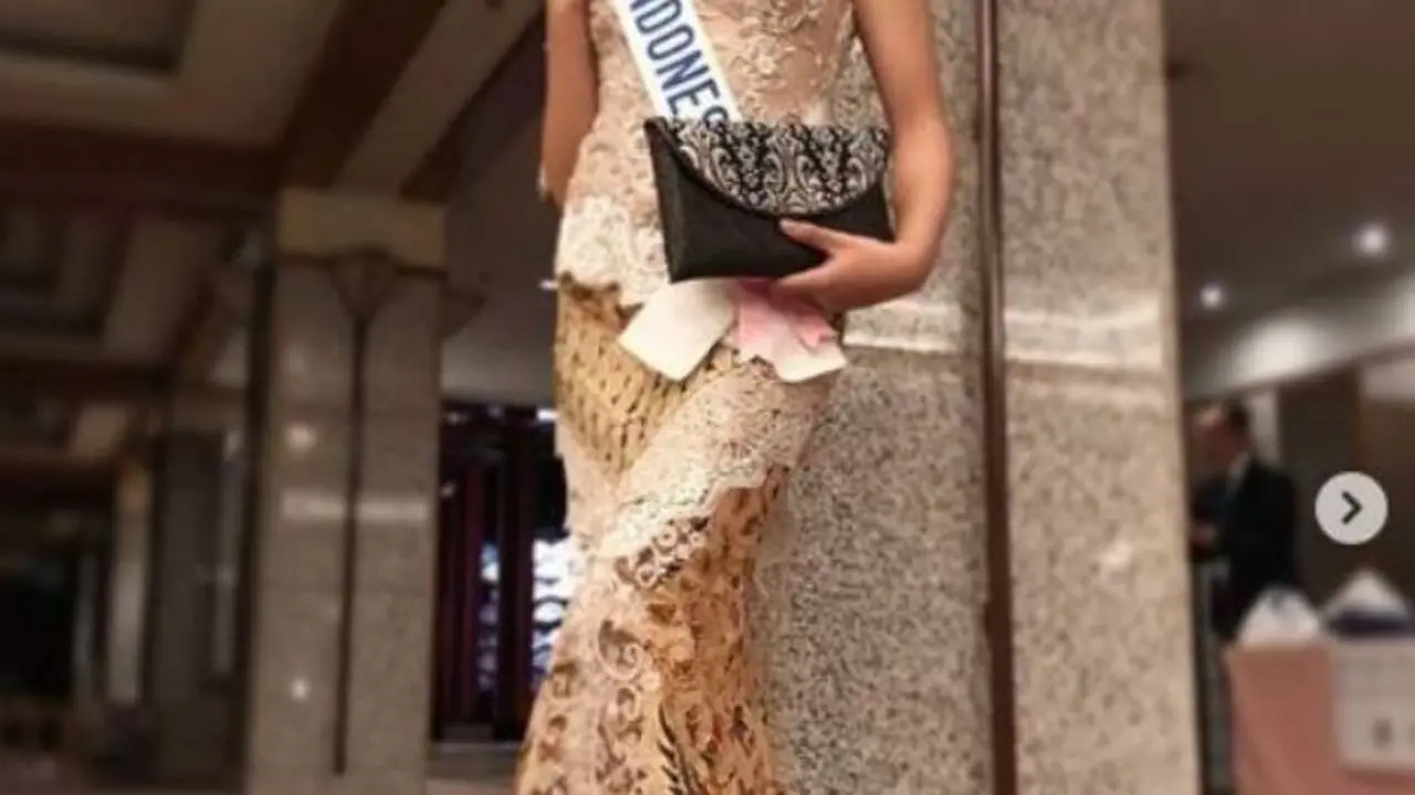 Dari Berkebaya hingga Berbikini, 6 Aksi Vania Herlambang Jelang Final ...