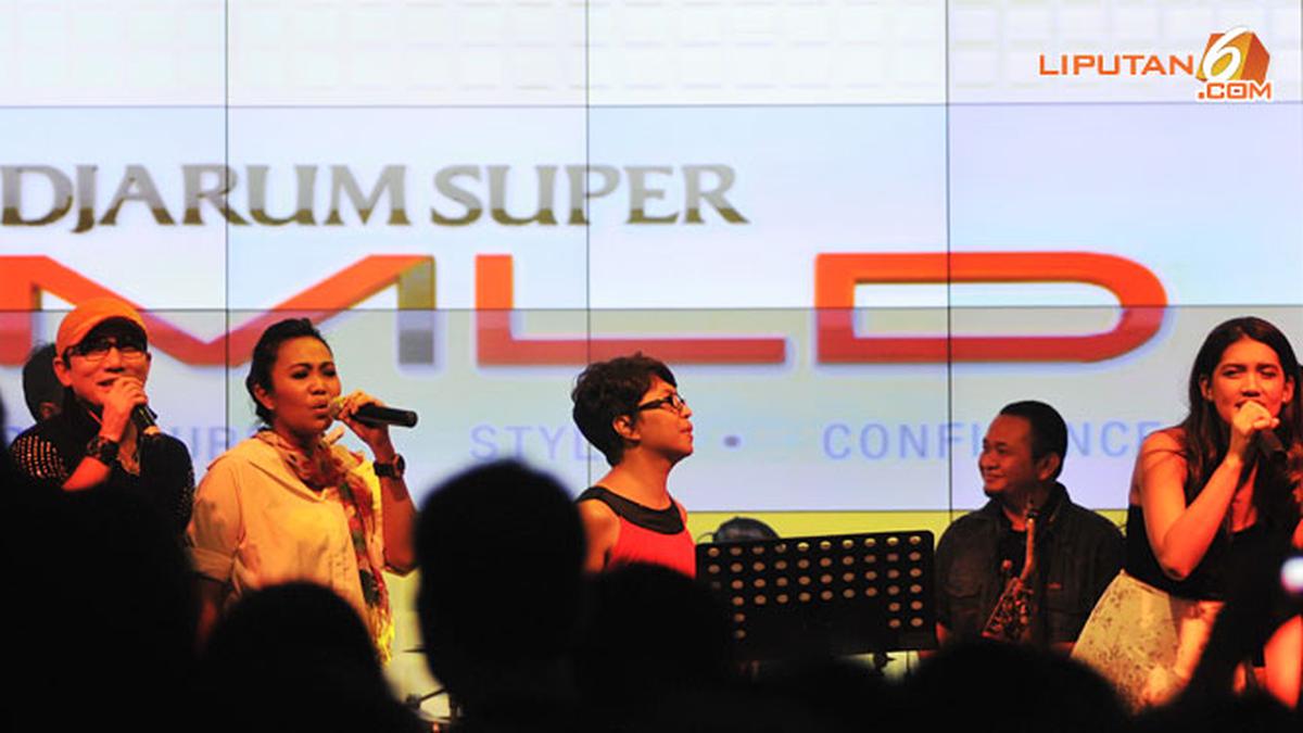 Keluarga Elfa Secioria Terima Penghargaan dari 4 Dara Cantik - ShowBiz ...