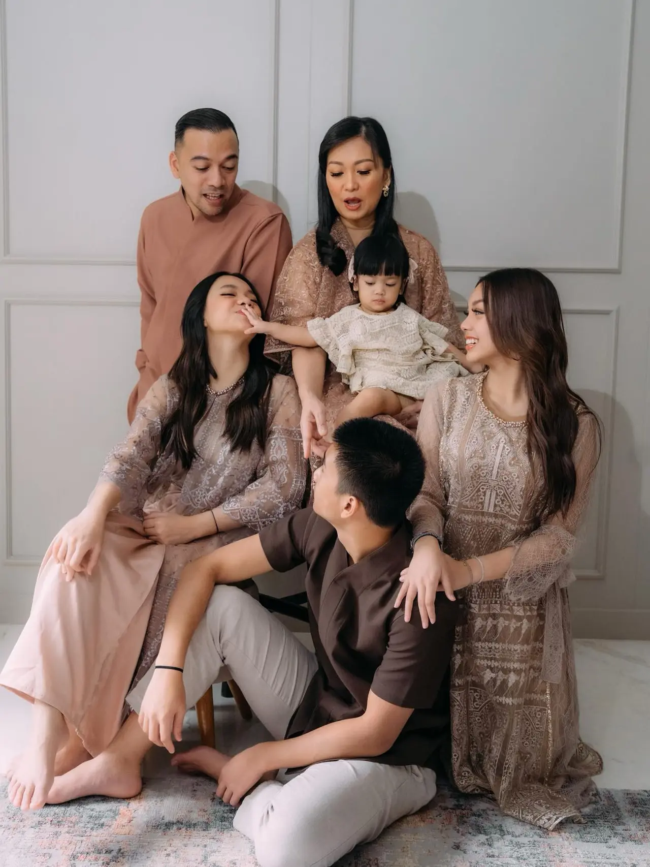 Miliki 4 Anak dengan Paras Menawan Semua, Intip Foto Keluarga Nola B3 ...