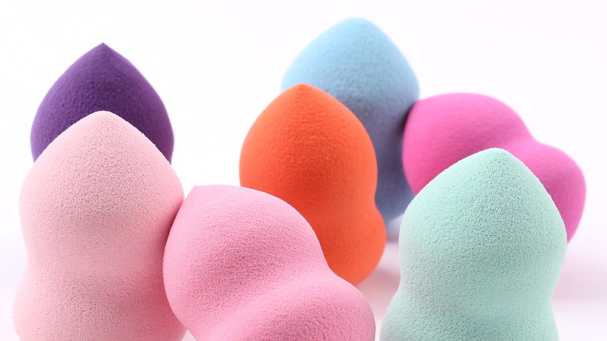 Jangan Abaikan, Tips Membersihkan Beauty Blender Agar Tetap Awet ...