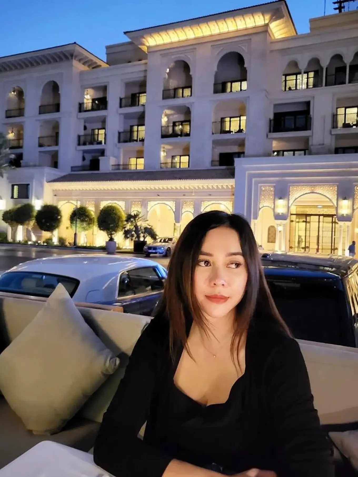 Aura Kasih Berpose Pakai Handuk, Netizen Auto Senang