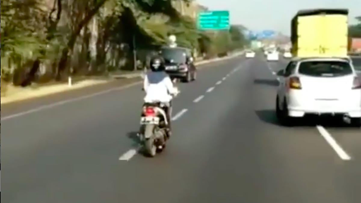 Viral Aksi Nekat Emak-Emak Bawa Motor Terobos Tol - Citizen6 Liputan6.com