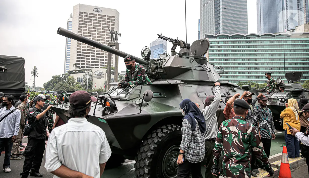 Antusiasme Warga Melihat Alutsista TNI - Foto Liputan6.com