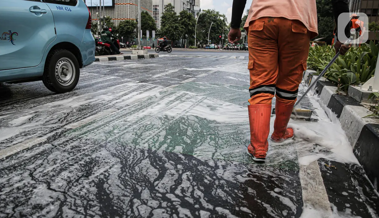 Membahayakan Pengendara Motor, Petugas Bersihkan Tumpahan Oli di ...