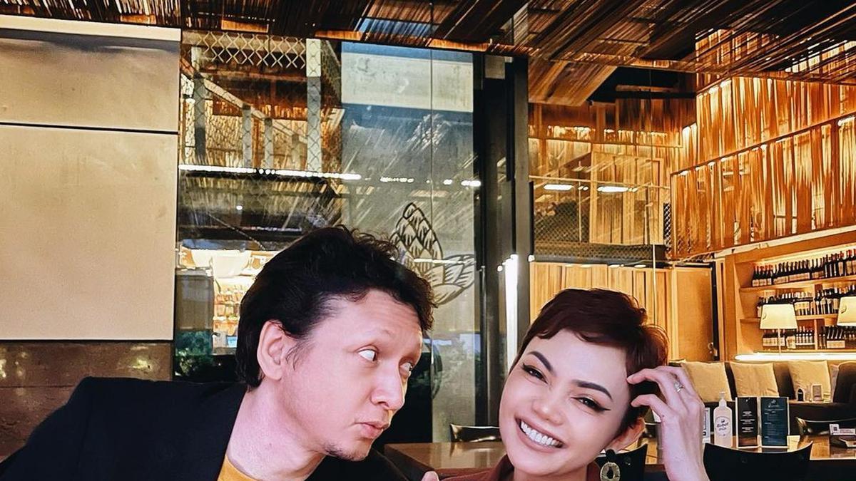 Tak Ingin Punya Anak, Intip Potret Kebersamaan Rina Nose dan Suami