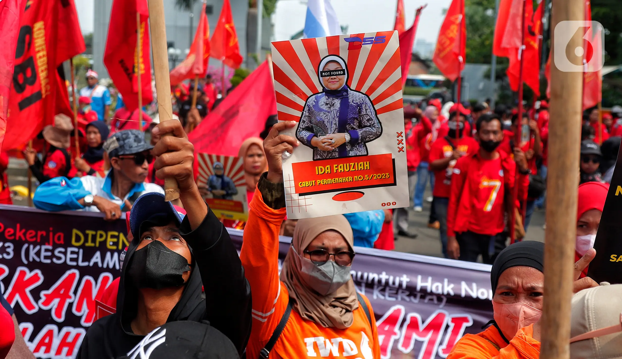 Buruh Geruduk Kemnaker Tolak Aturan Potong Upah 25 Persen - Foto Liputan6.com