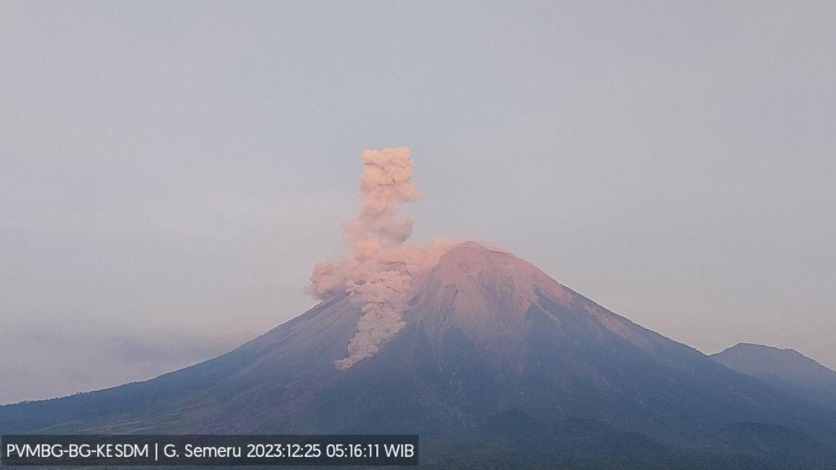 Gunung Semeru Erupsi Lagi, Kolom Letusan Teramati 1.000 Meter dari Puncak