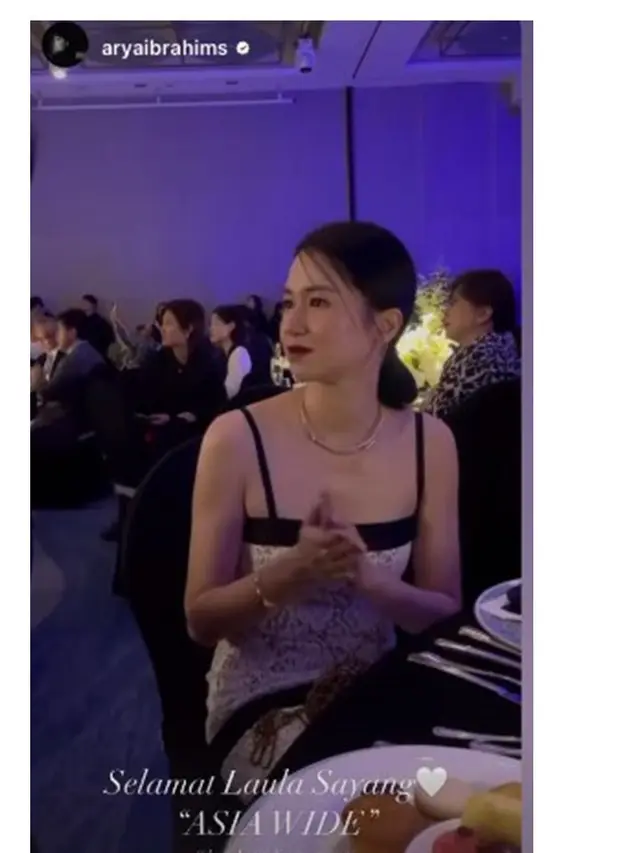 7 Potret Laura Basuki Raih Penghargaan di BIFF 2023, Kategori Sama dengan D.O EXO - Hot Liputan6.com