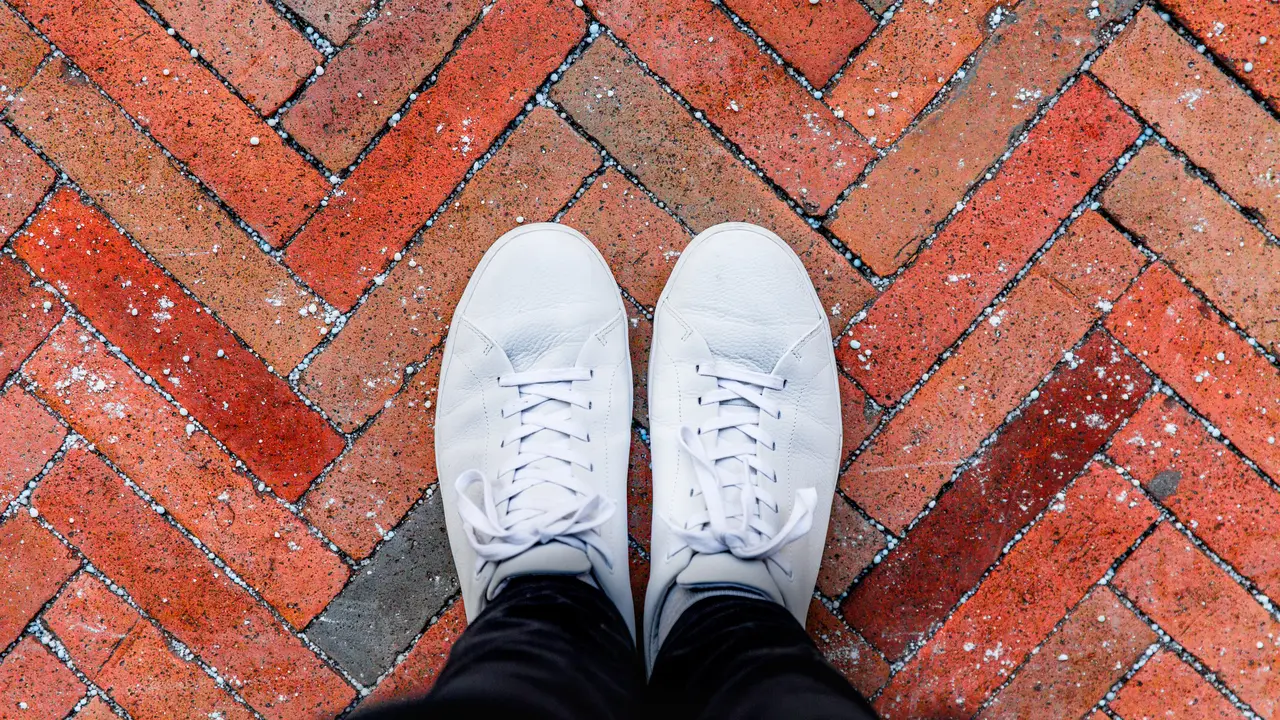 7 Cara Membersihkan Sepatu Putih yang Menguning, Agar Tampak Baru