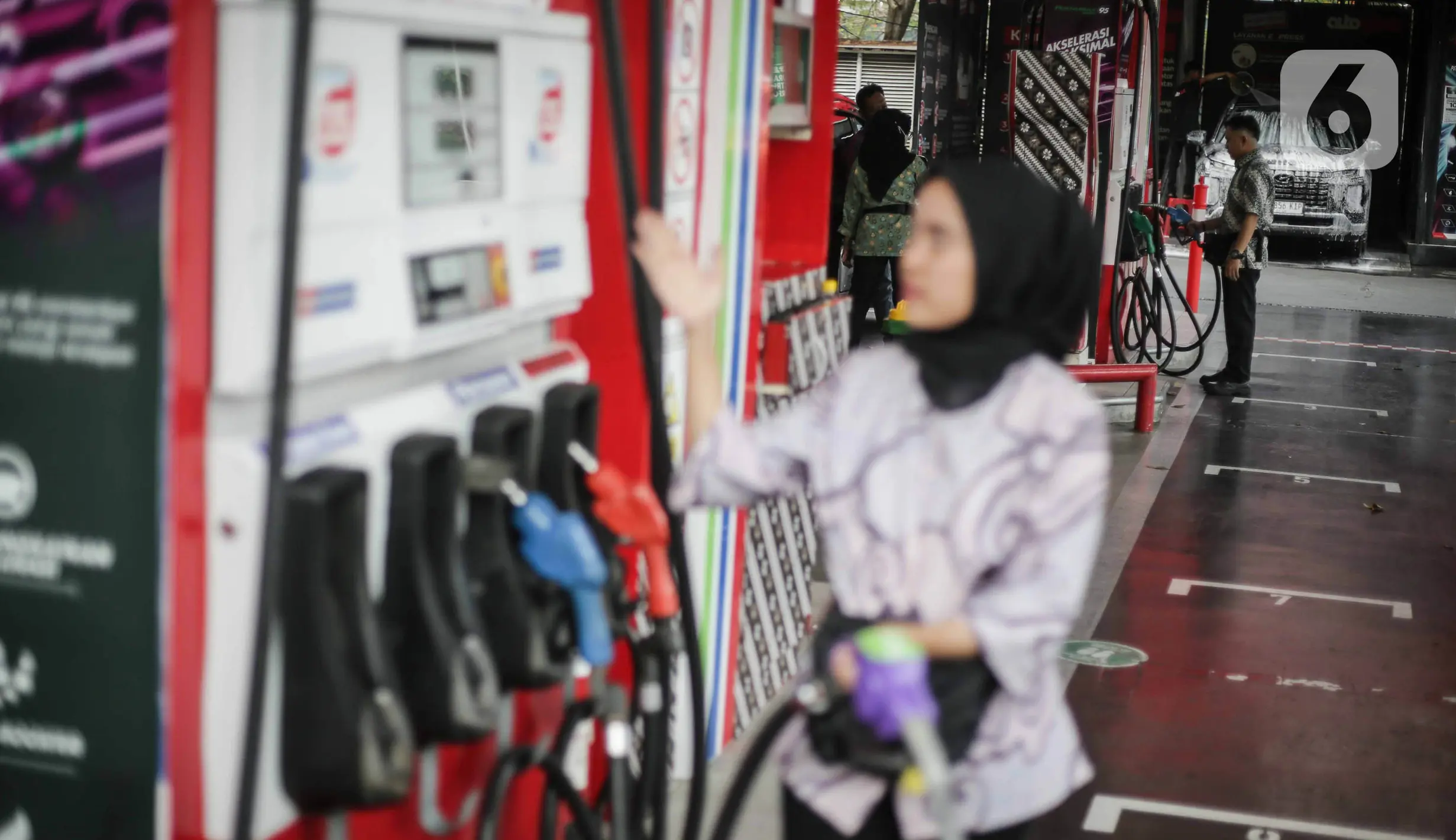 Peringati Hari Batik Nasional, Petugas SPBU ini Tampil Beda - Foto ...