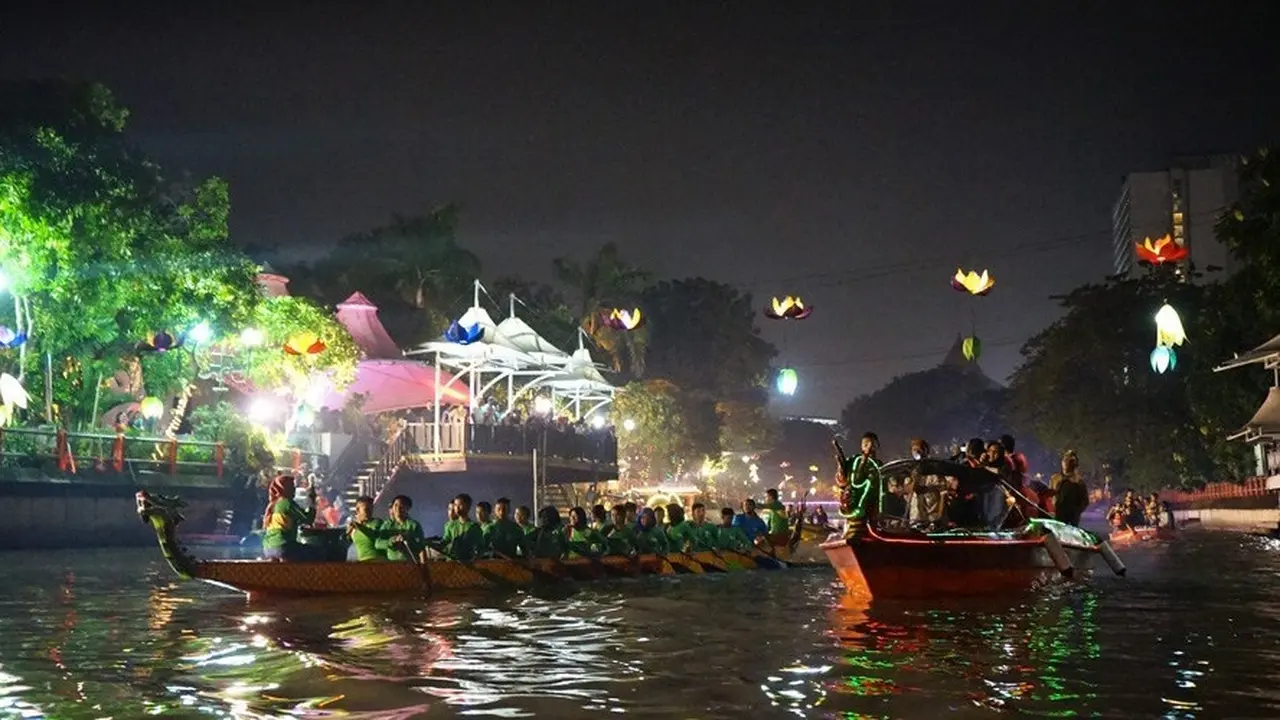 6 Potret Wisata Perahu Sungai Kalimas Surabaya, Eksotis Banget ...