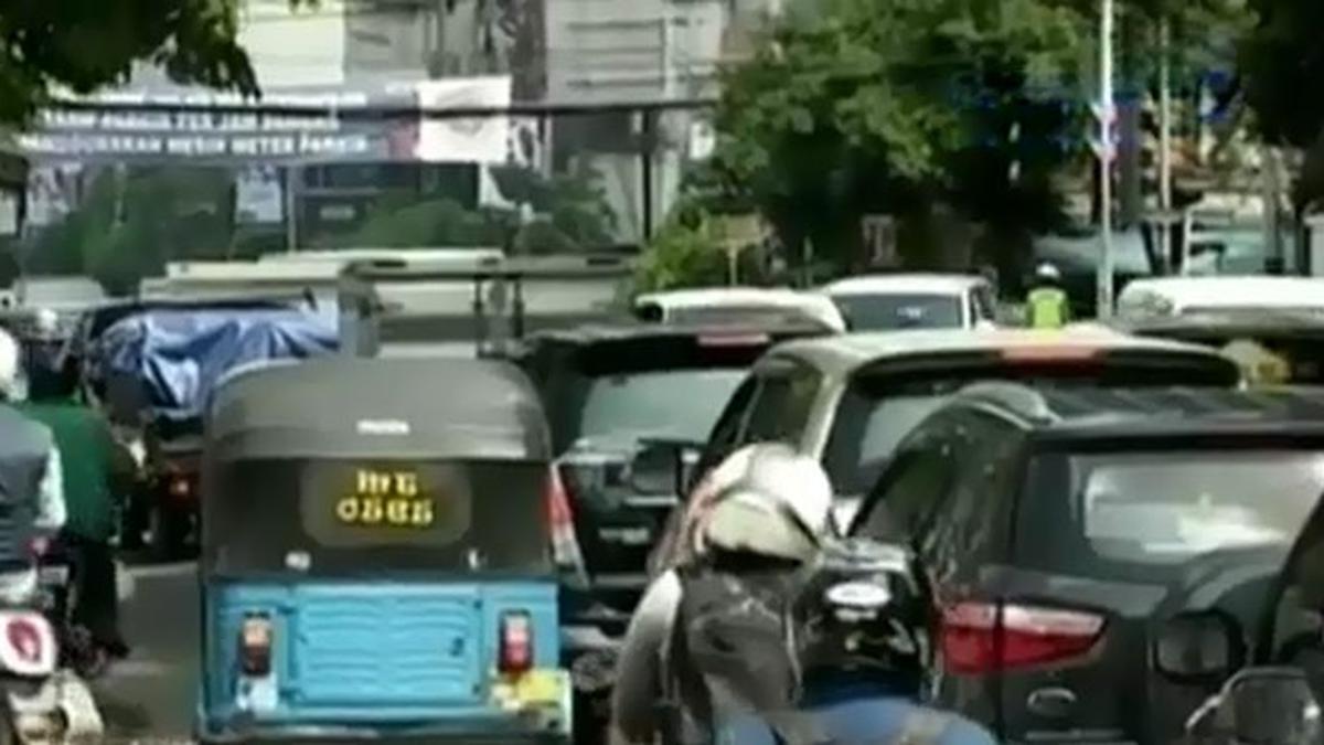 Jalan di Sekitar MH Thamrin Macet Akibat Larangan Sepeda Motor - Video ...
