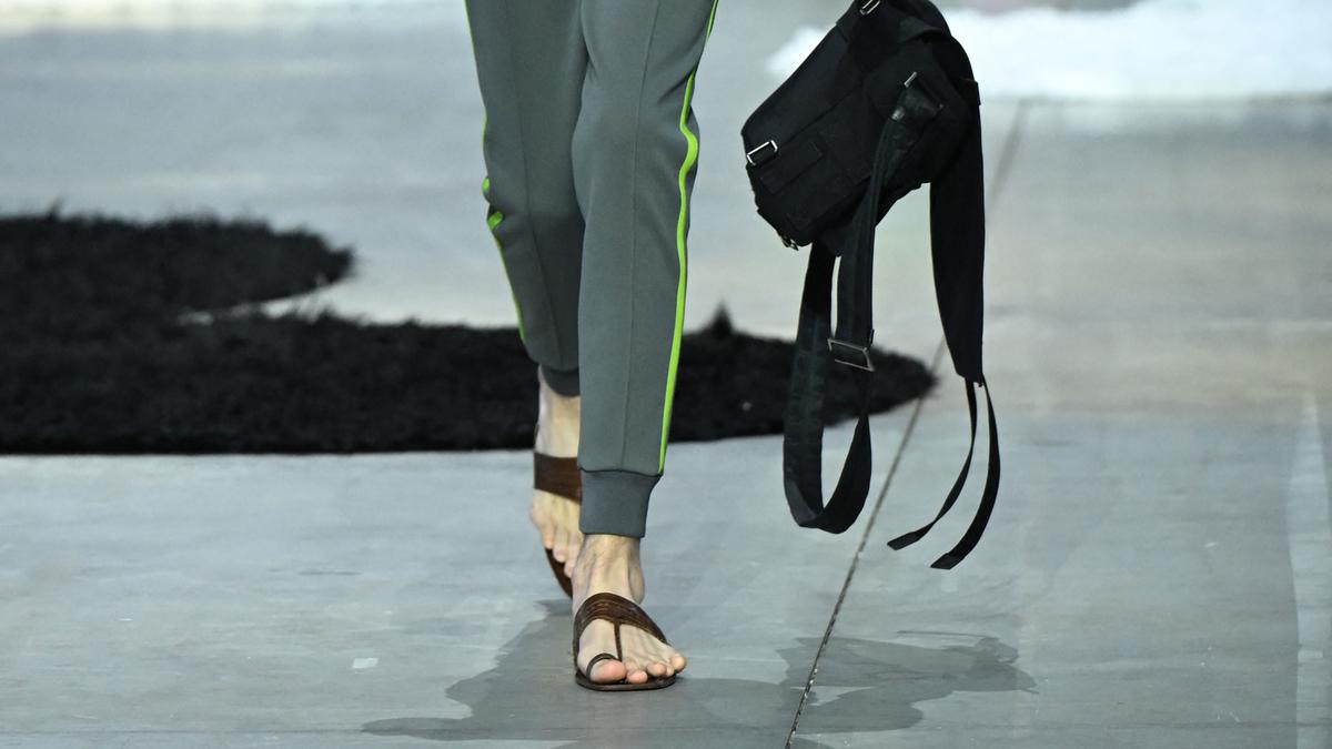 Pengakuan Prada tentang Sandal Jepit Cantik Seharga Hampir Rp20 Juta ...