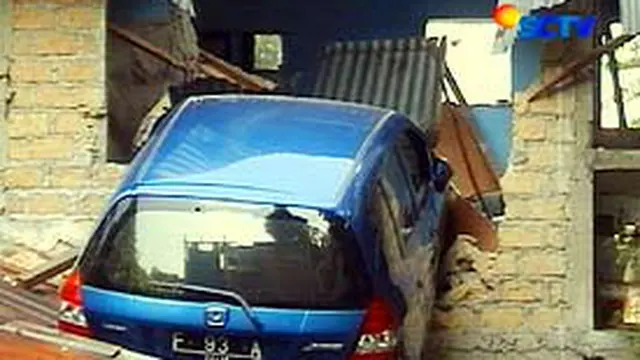 Mobil Tersangkut di Atap Rumah - News Liputan6.com