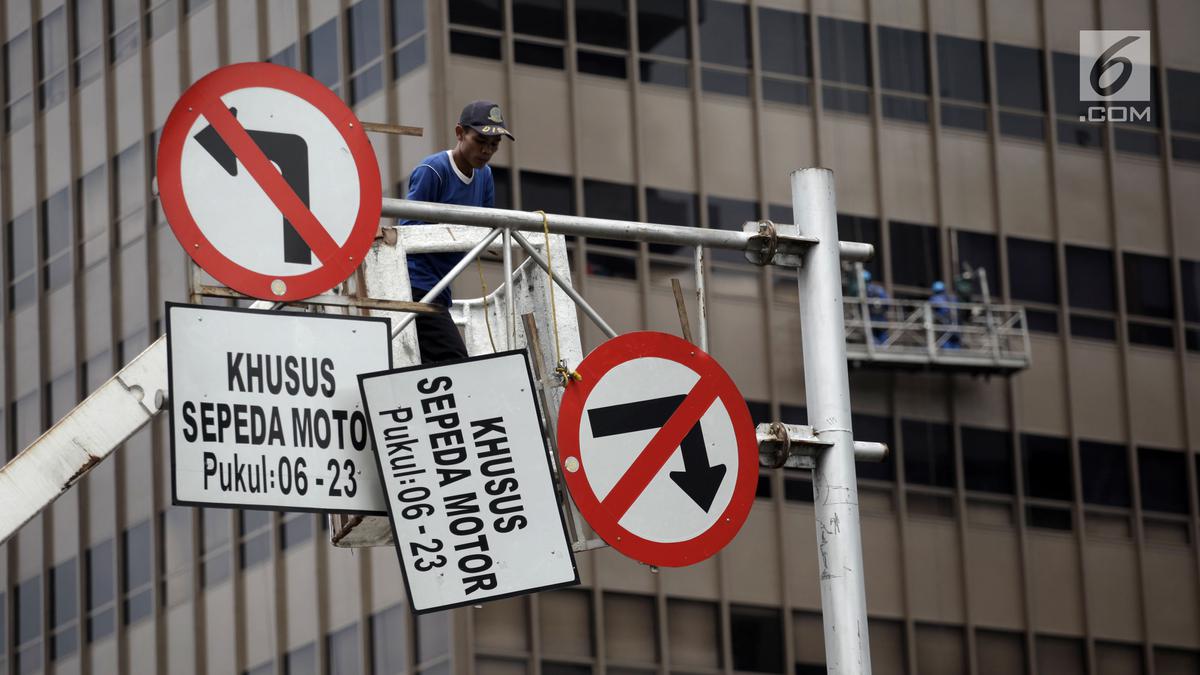 FOTO: Dishub Copot Rambu Larangan Melintas untuk Sepeda Motor - Foto ...