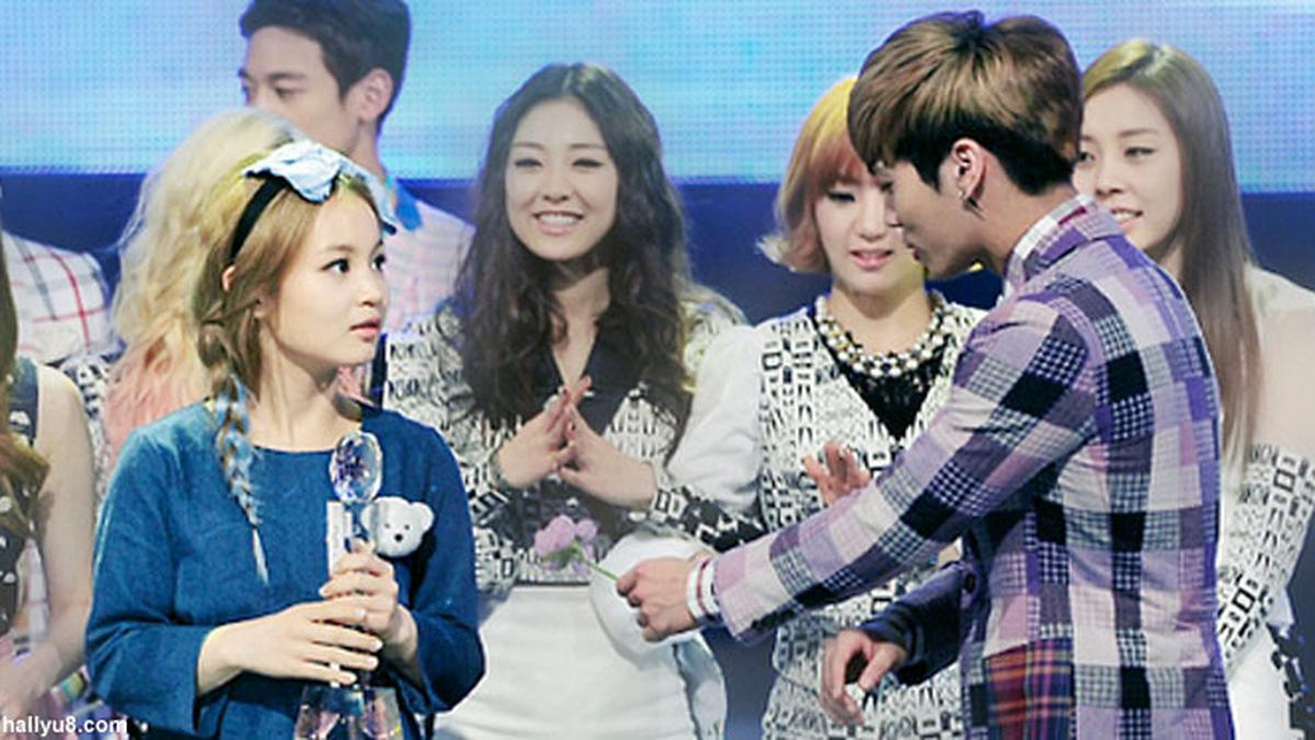 Kembali Menyanyi, Lee Hi Tampil di Mnet M! Countdown - ShowBiz Liputan6.com