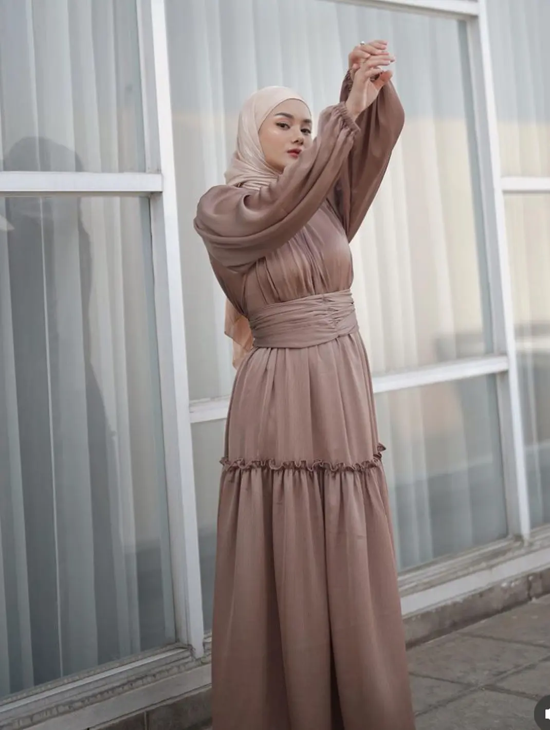 8 Baju Lebaran Model Dress yang Santun nan Elegan, dari Natasha Rizky ...
