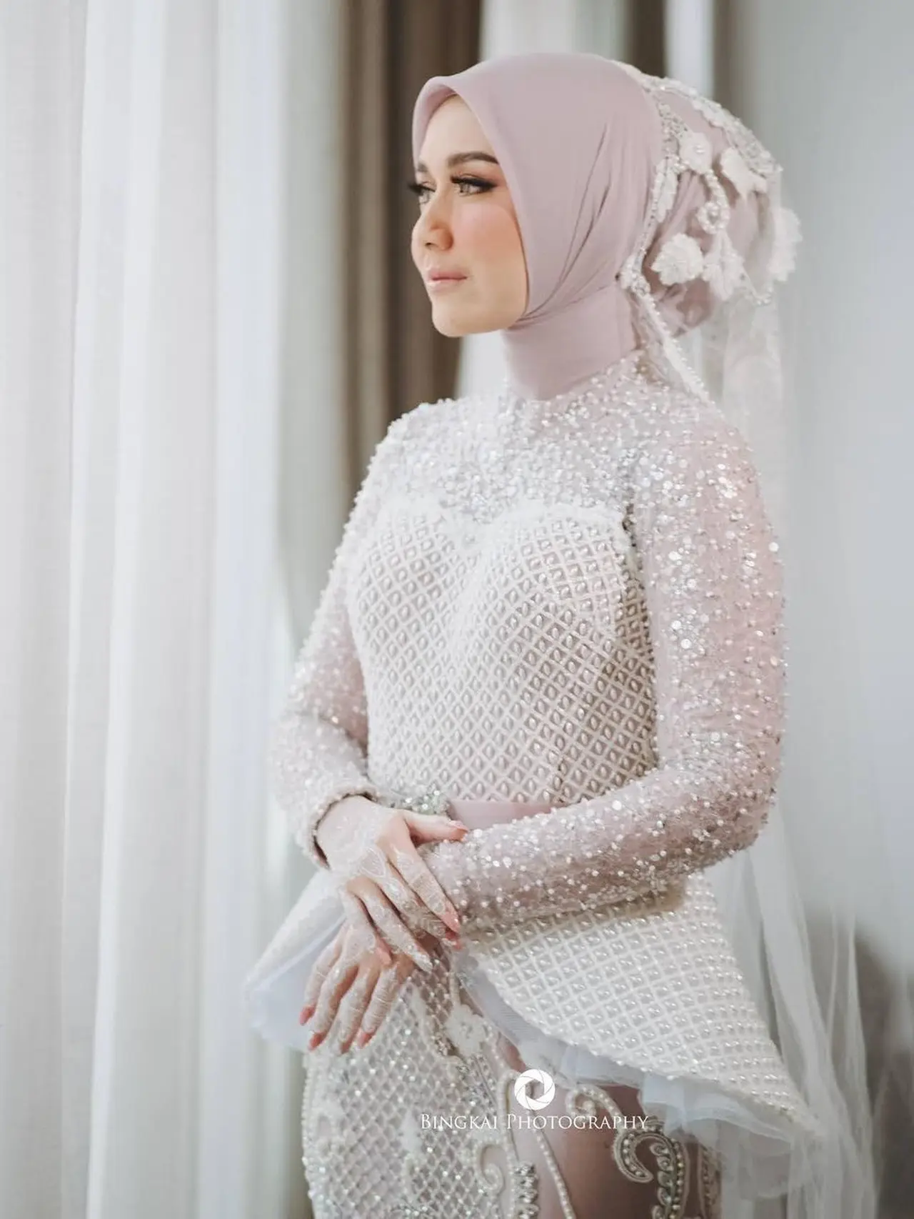 6 Potret Detail Busana dan Makeup Dine Mutiara, Istri Sahrul Gunawan di ...