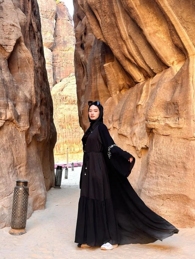 6 Model Gamis Simpel Inara Rusli, Anggun dan Modis untuk Tampilan Kekinian