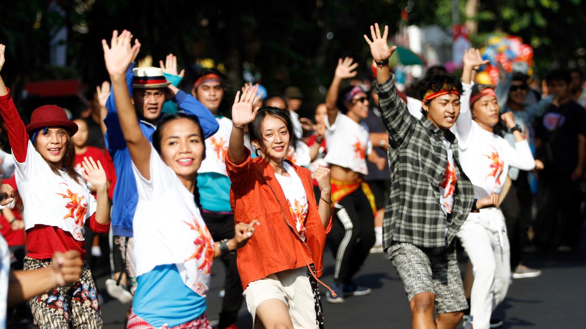 Melihat Aksi Muda-Mudi Heboh Menari di Kampung Jokowi