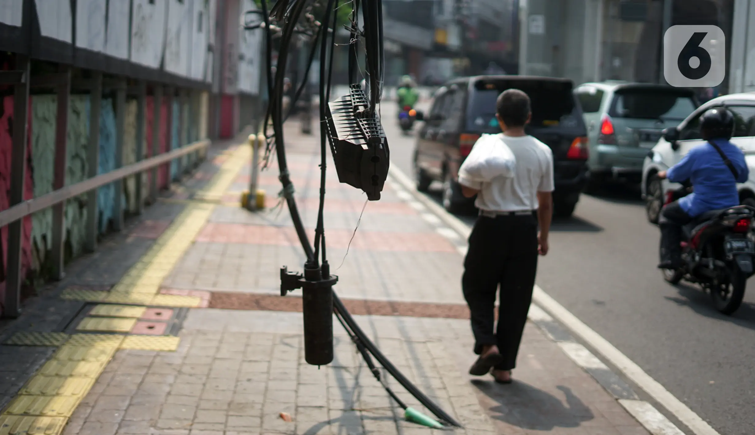 FOTO: Instalasi Kabel Dibiarkan Semrawut di Kebayoran Baru - Foto ...