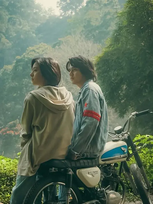 Potret Zee JKT48 dan Arbani Yasiz, Kompak untuk Film Ancika 1995 - Foto ...