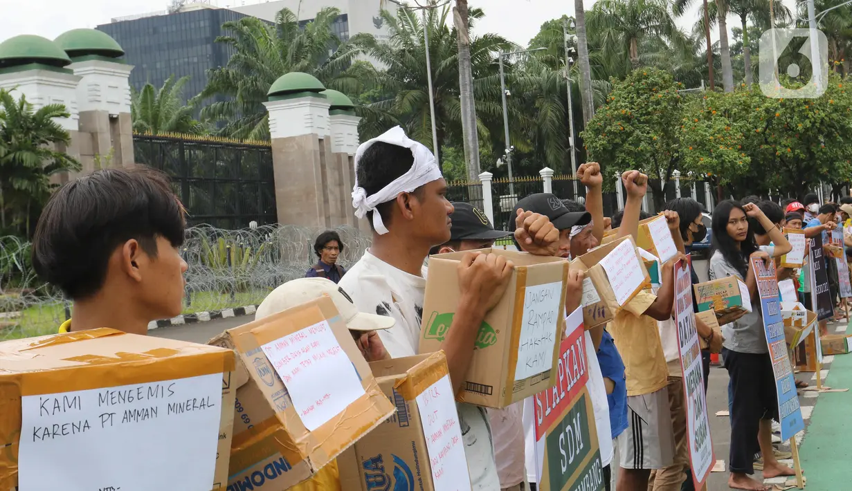 Aksi Mengemis Massal di Depan DPR - Foto Liputan6.com