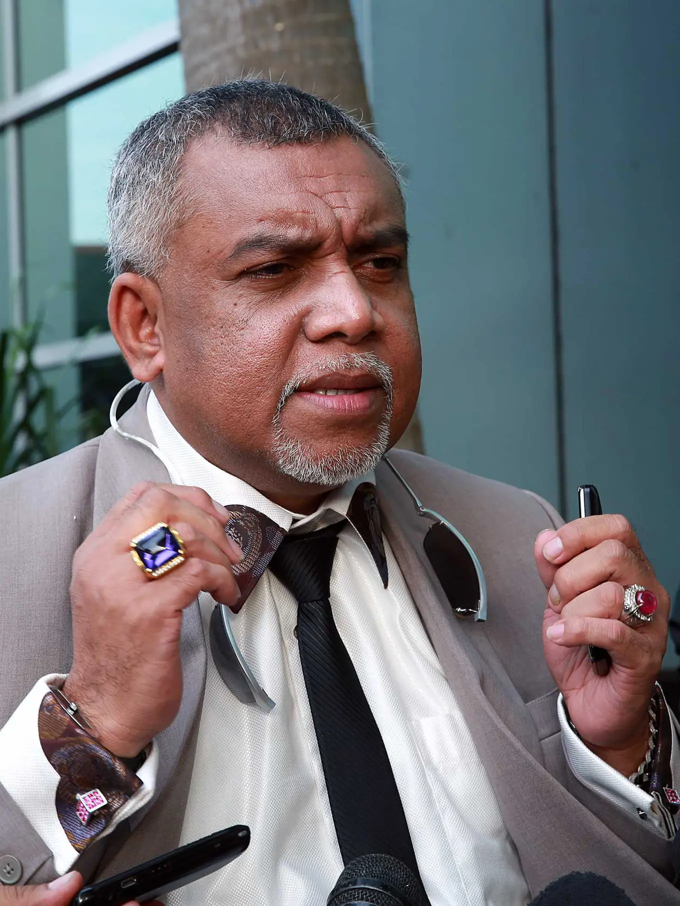 Artis Inisial SB dan Artis Inisial BS, antara Fakta dan Fiksi