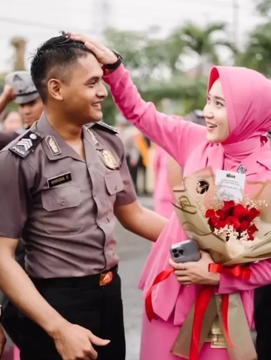 Potret Anggun Yeni Inka Pakai Seragam Bhayangkari, Curi Perhatian ...