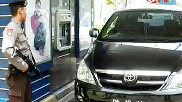 Polisi Bersenjata Jaga Mesin ATM - News Liputan6.com
