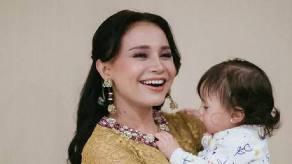 Rossa Bahagia Gendong Anak Asmirandah, Didoakan Cepat Menikah - ShowBiz ...