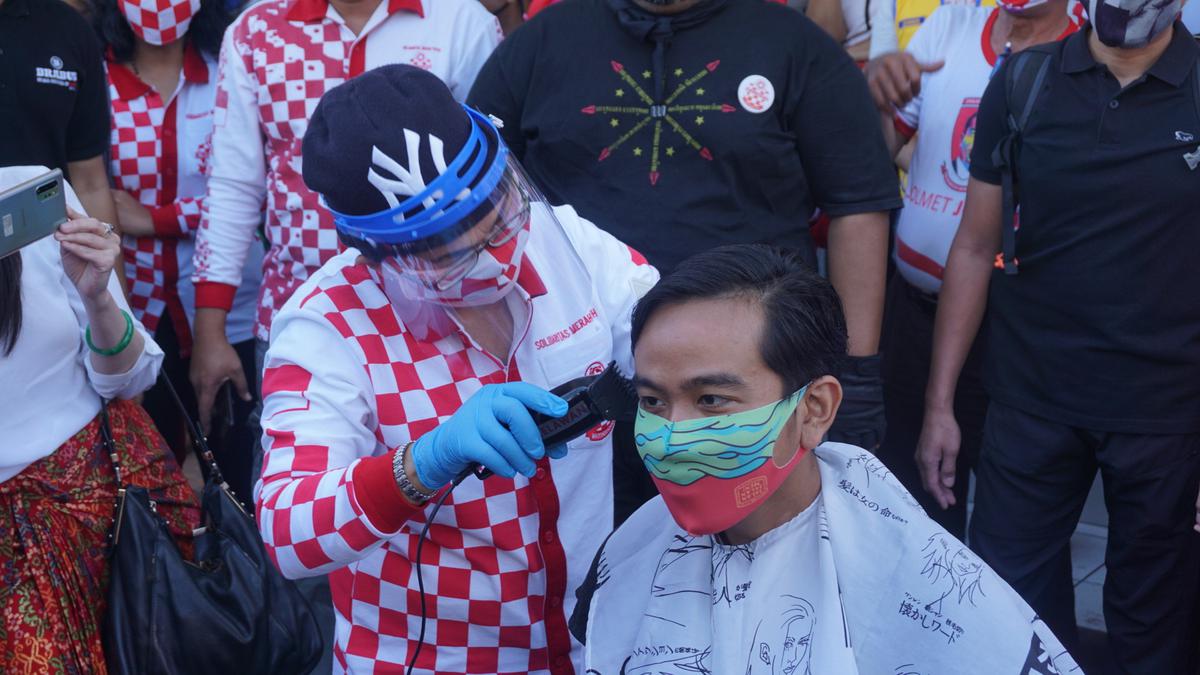 Gaya Rambut Gibran Usai Cukur di Pasar Tradisional Solo - Regional ...