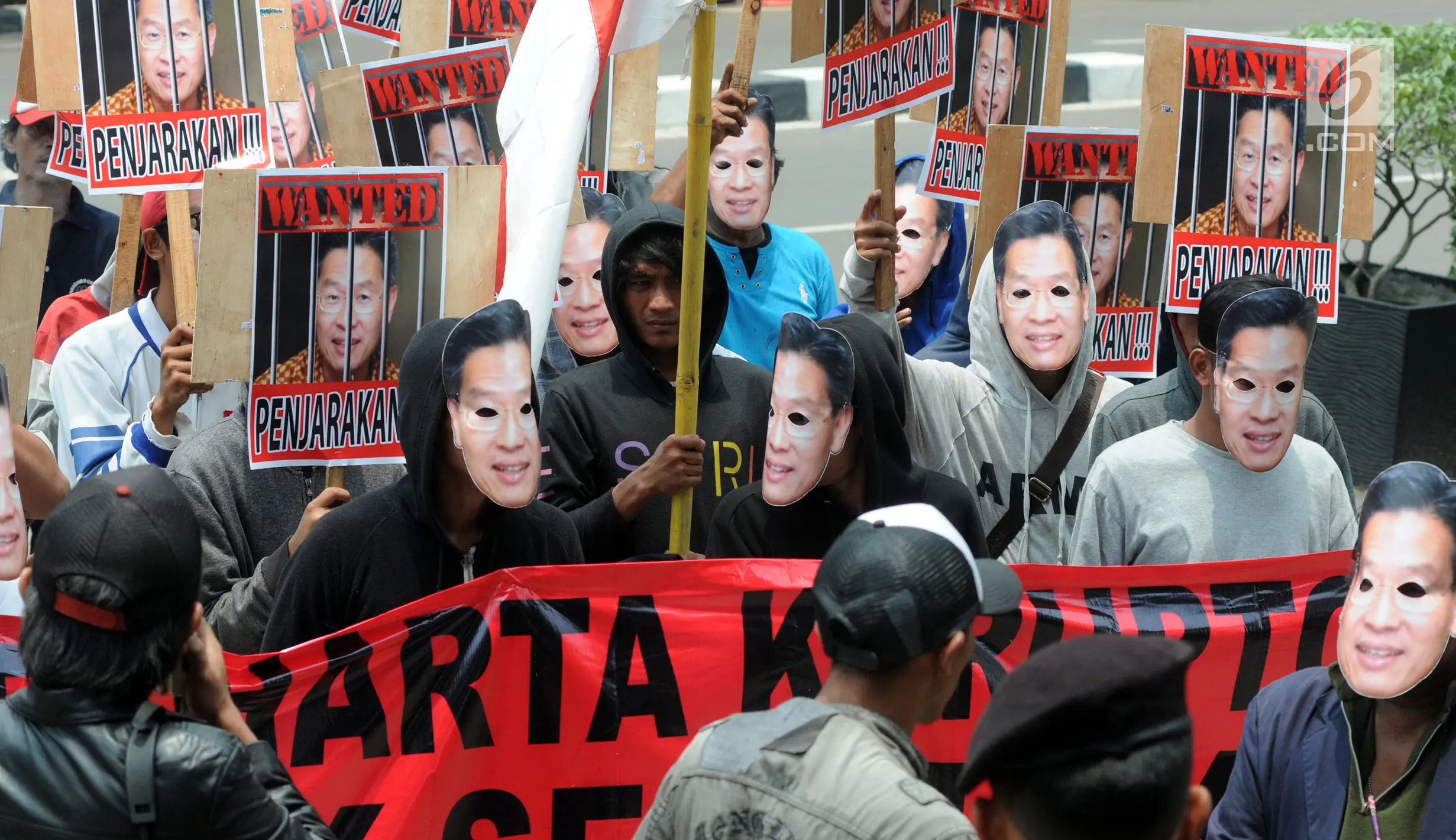 FOTO: Aksi Massa Bertopeng James Riady di Depan Gedung KPK - Foto ...