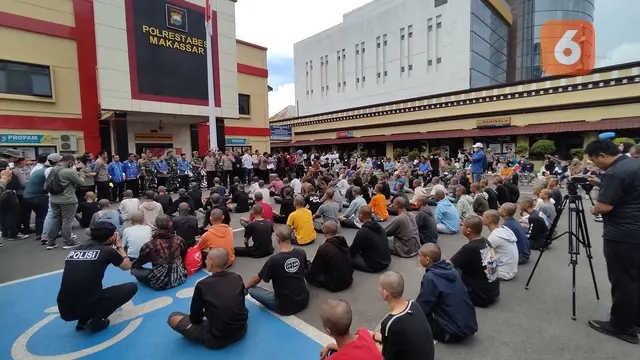 Tangisan 77 Anggota Geng Motor di Kaki Orangtua Mereka saat Dibebaskan ...