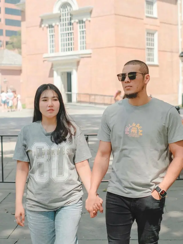 6 Potret Via Vallen Liburan di Amerika, Pose Mesra di Hollywood Sign ...