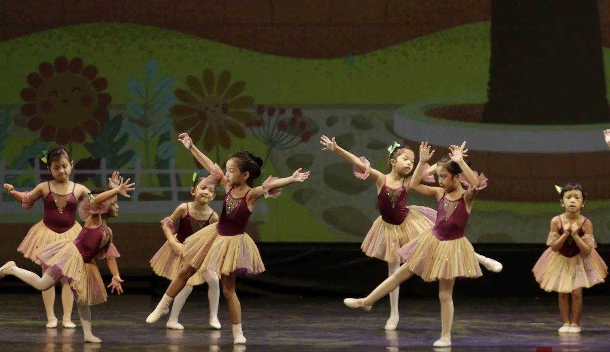 FOTO: Aksi Lincah Penari Ballet Cilik Namarina - Ragam Bola.com