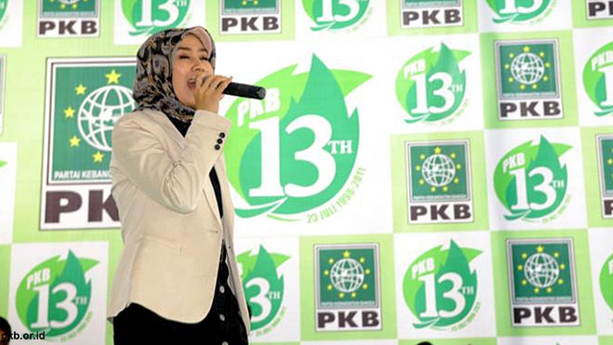 Gita KDI `Goyang` Anggota Dewan di Perayaan HUT ke-68 DPR - News ...