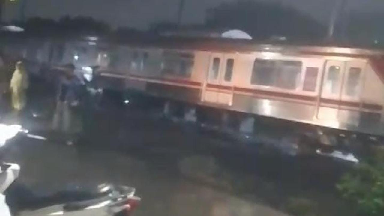 Puting Beliung Terjang Bekasi: Rusak Rumah, Putus Kabel KRL, hingga ...