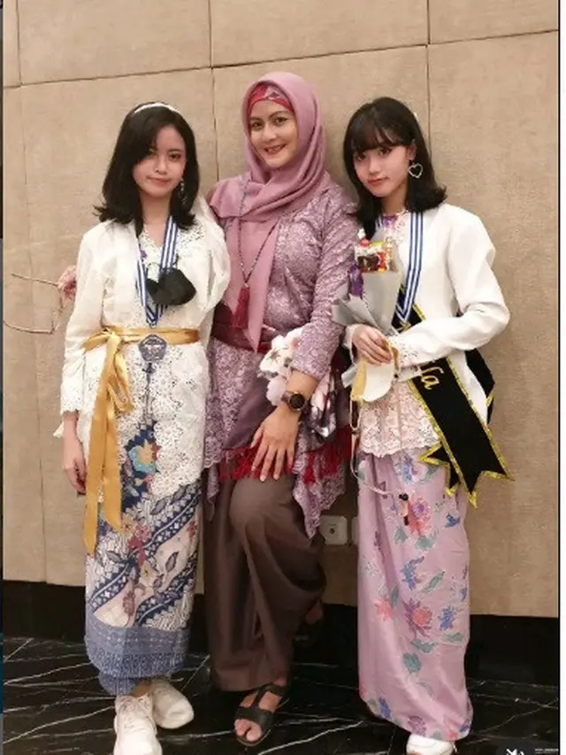 5 Potret Artis Dampingi Anaknya di Acara Kelulusan Sekolah, Ada Cut ...